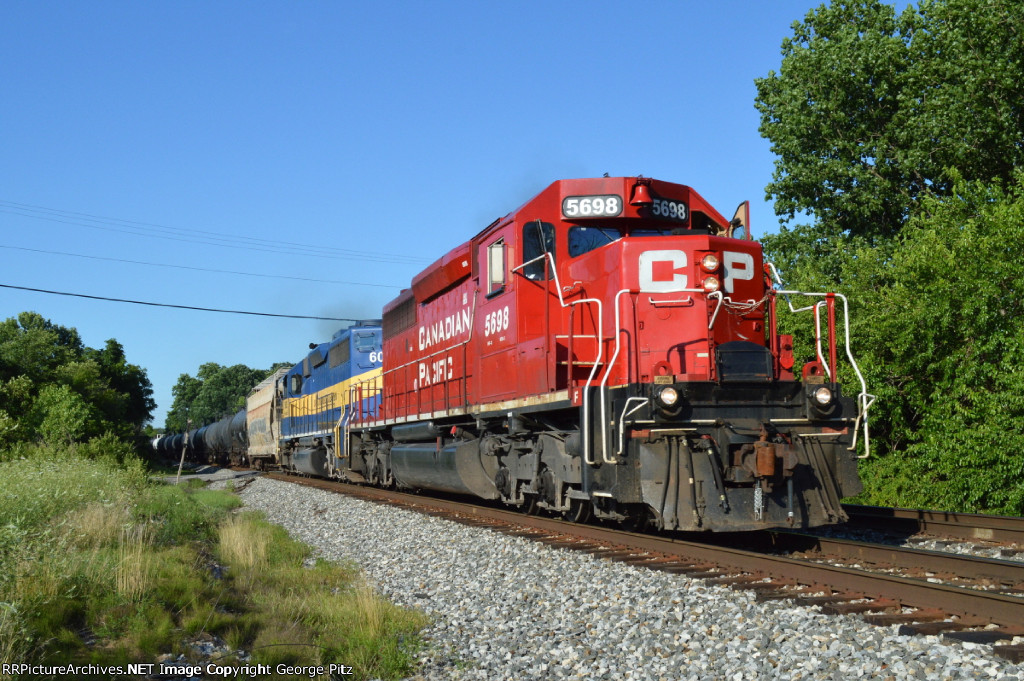 CP 5698 and CSX train K495